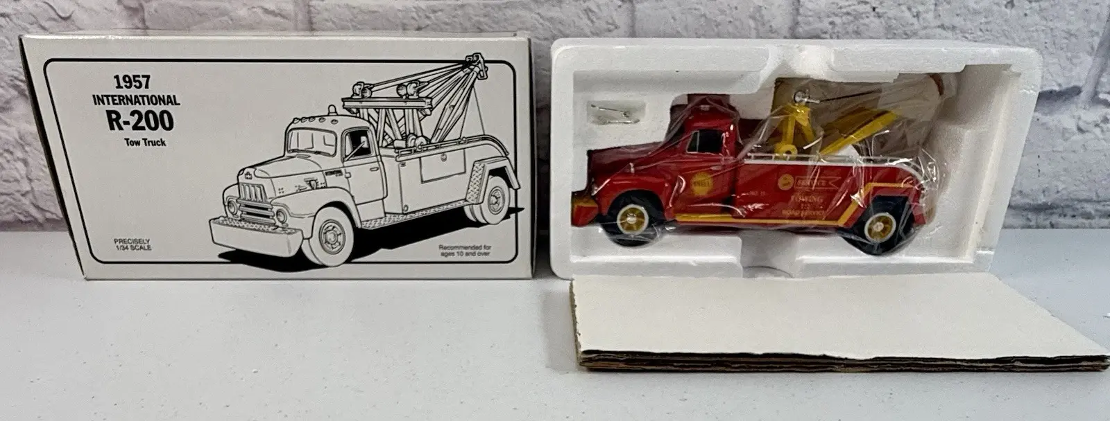 First Gear Diecast 1957 International R-200 Tow Truck in 1:34 scale by ...