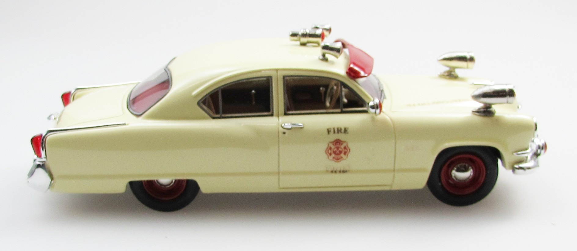 1953 Kaiser Carolina 2 door sedan Fire Chief cream / red in 1:43 scale ...