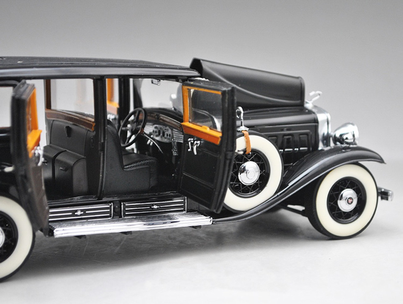 Al Capone's Armored Cadillac Diecast Model Car in 1:24 Scale by the ...