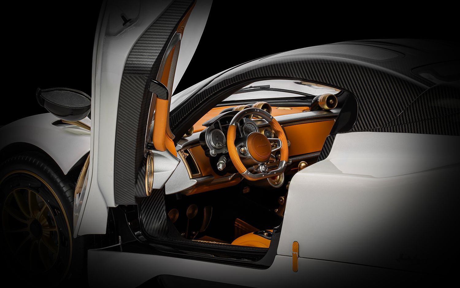 Pagani Utopia Coupé Bianco Perla 1:8 Scale Kit by Pocher