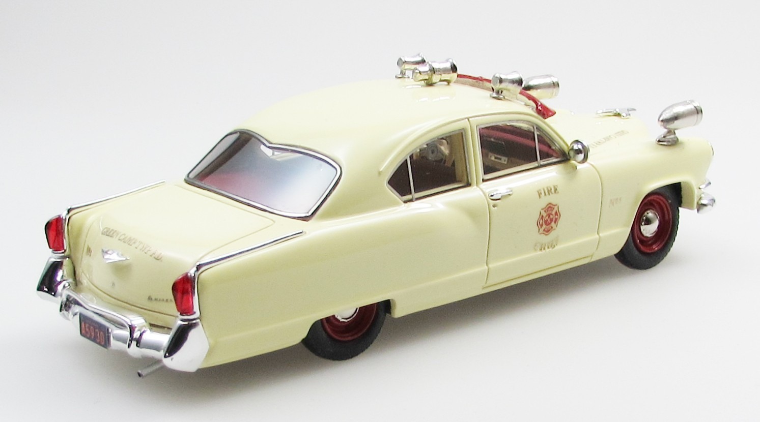 1953 Kaiser Carolina 2 door sedan Fire Chief cream / red in 1:43 scale ...