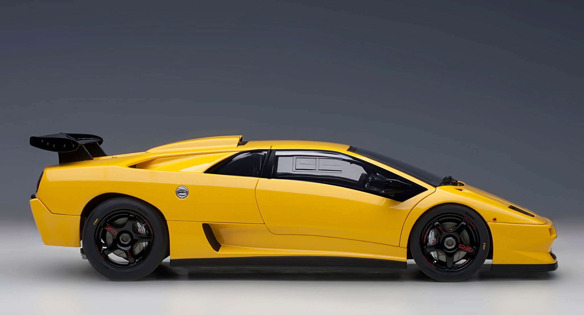 LAMBORGHINI DIABLO SV-R (SUPERFLY YELLOW) in 1:18 scale by AUTOart