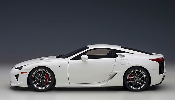 LEXUS LFA WHITEST WHITE in 1:18 scale by AUTOart