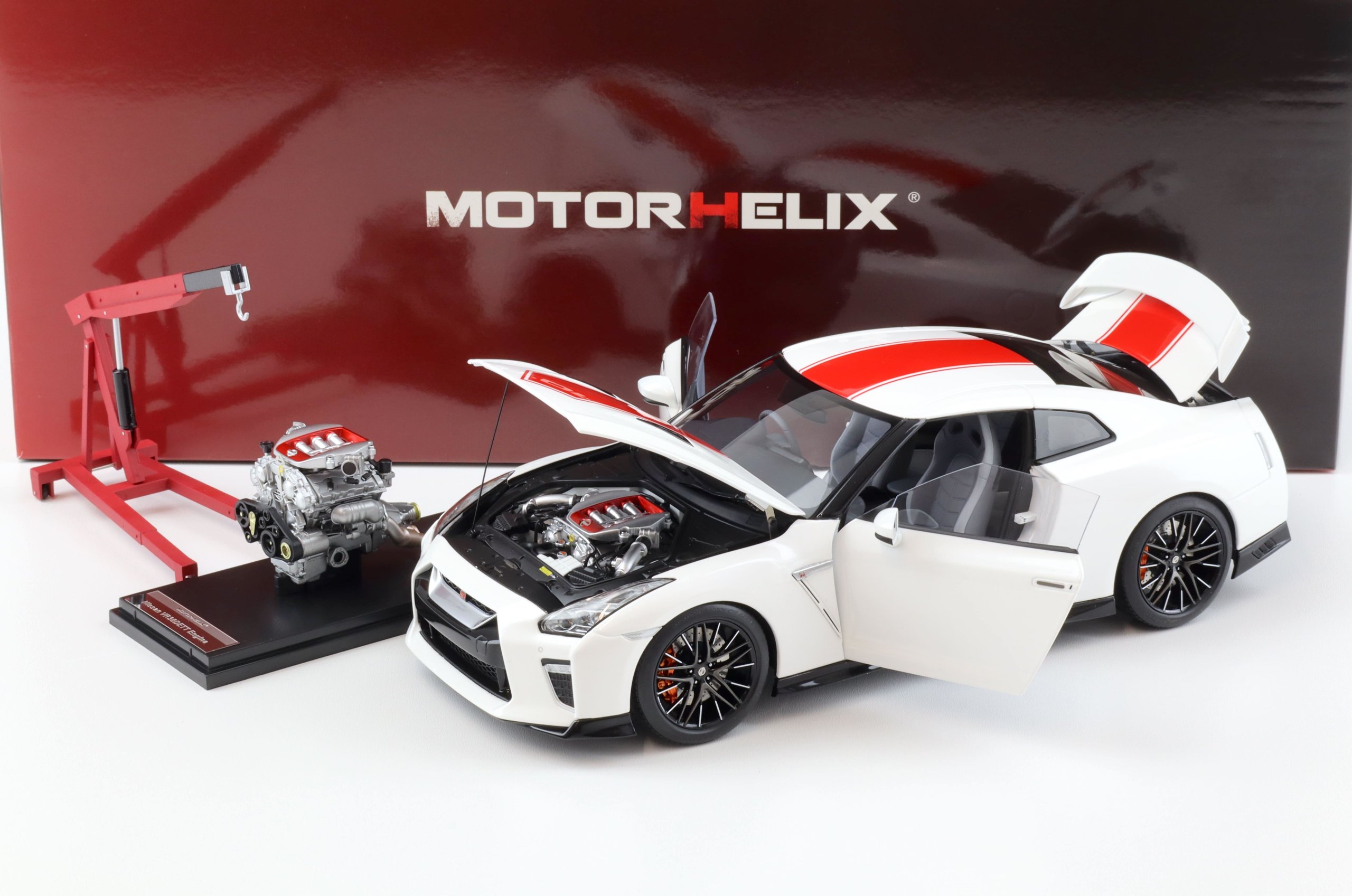 Nissan GT-R R35 50th Anniversary Edition White w/ Extra Engine in 1:18 ...