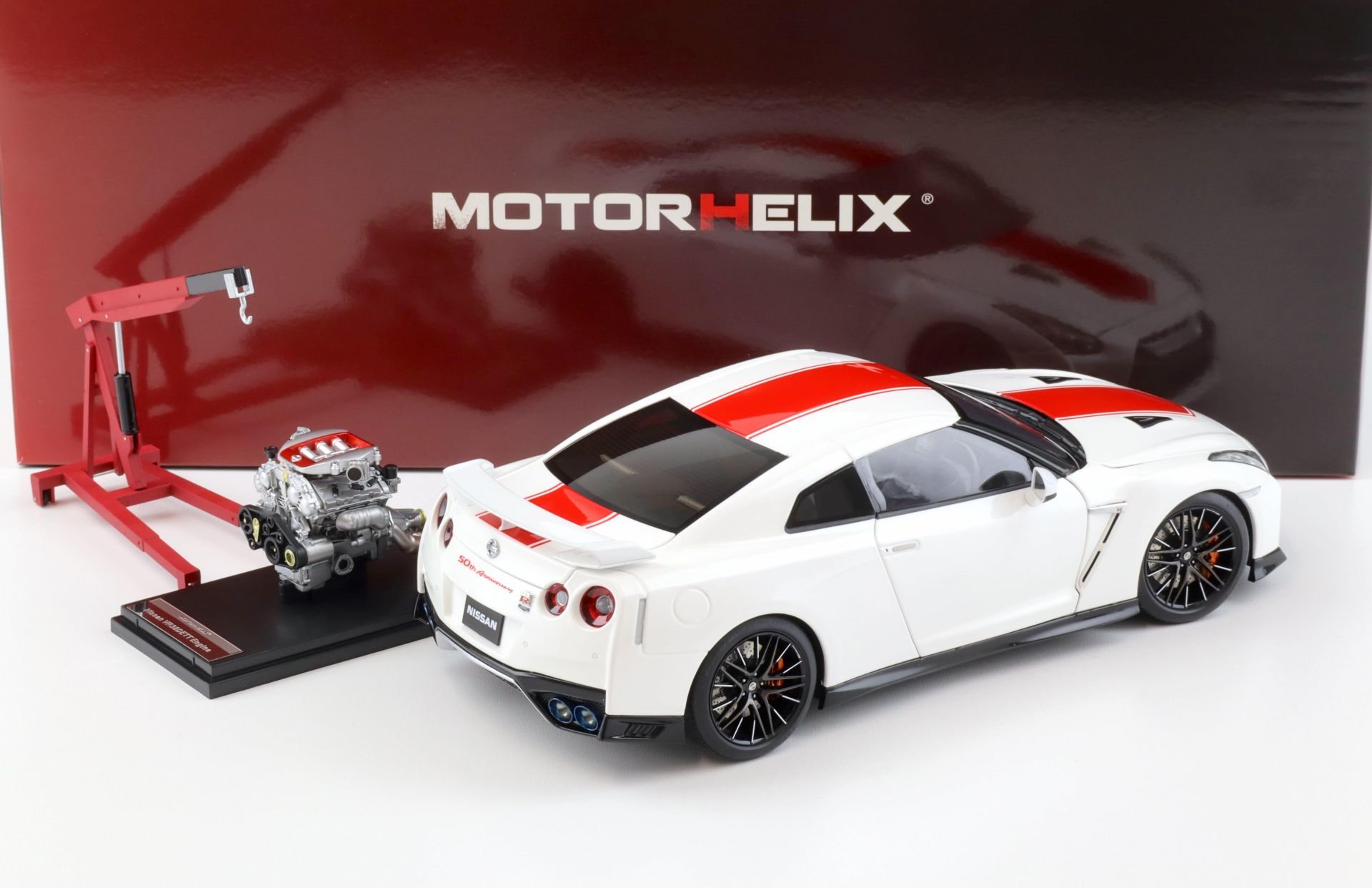 Nissan GT-R R35 50th Anniversary Edition White w/ Extra Engine in 1:18 ...