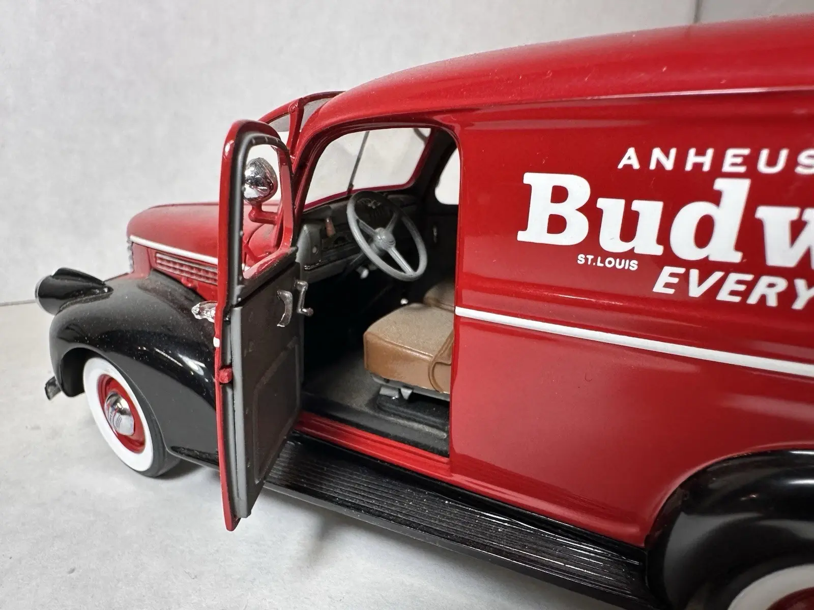 1941 ANHEUSER BUSCH BUDWEISER DELIVERY TRUCK IN 1:24 SCALE by Danbury Mint