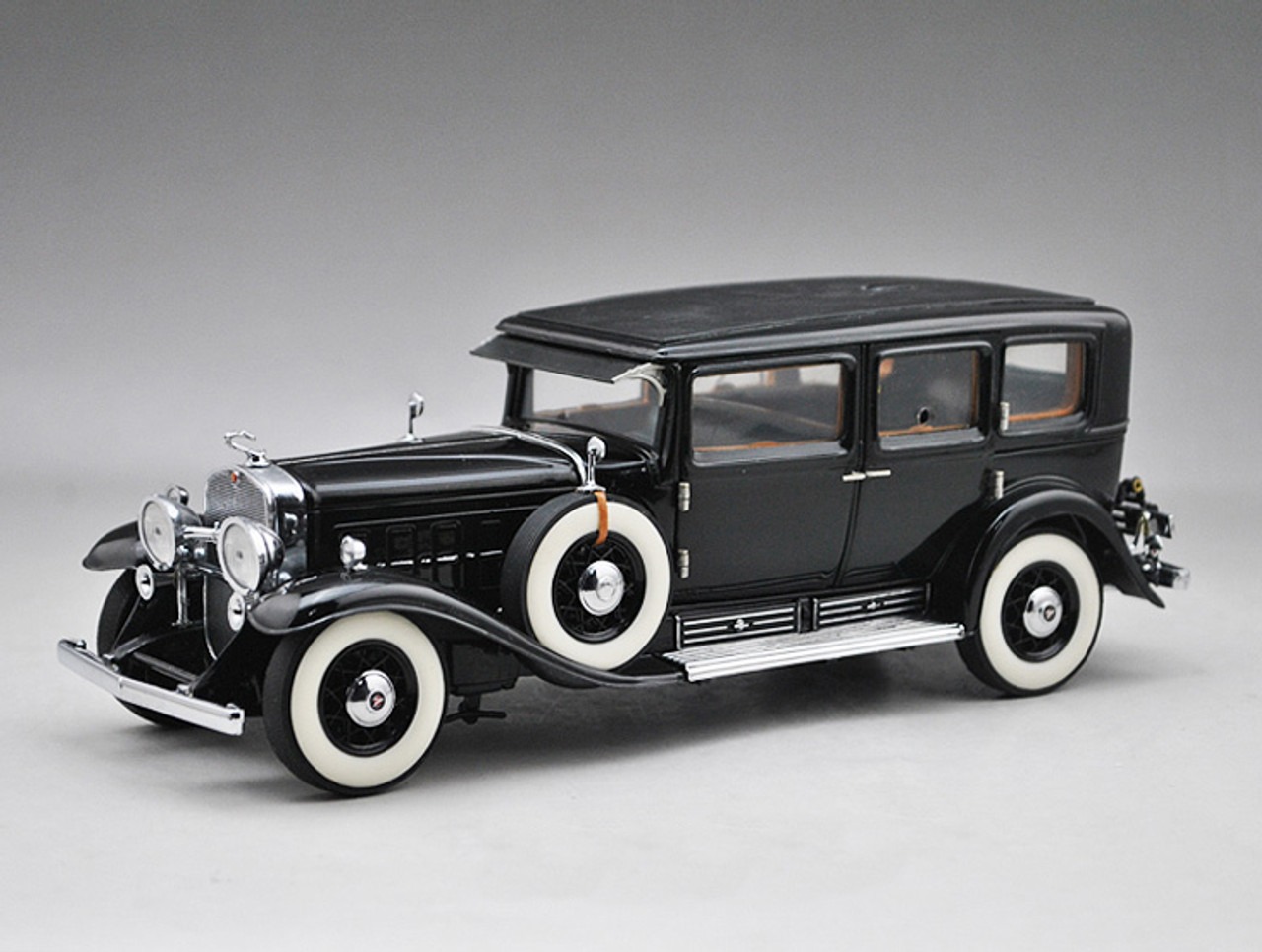 Al Capone's Armored Cadillac Diecast Model Car in 1:24 Scale by the ...