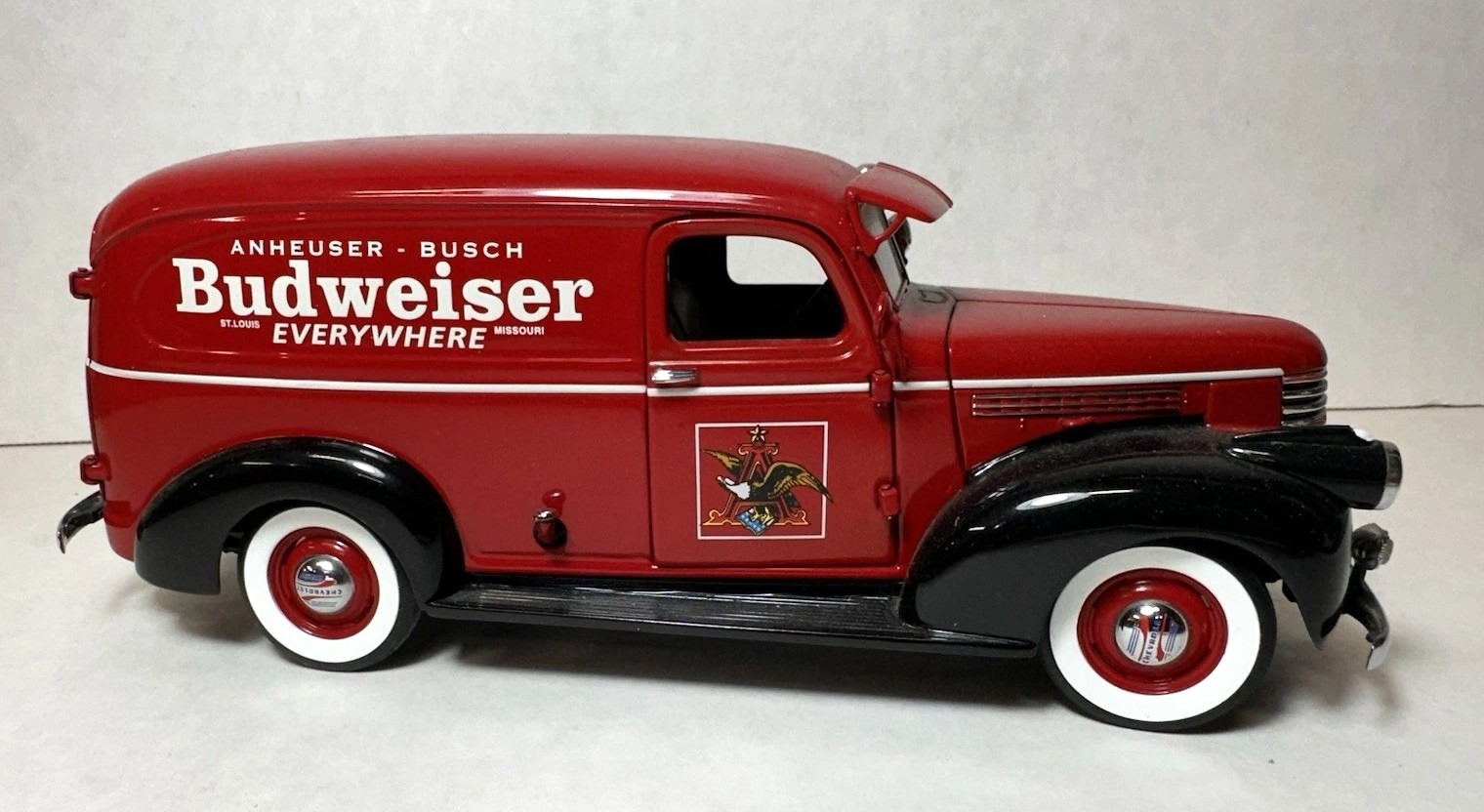 1941 ANHEUSER BUSCH BUDWEISER DELIVERY TRUCK IN 1:24 SCALE by Danbury Mint