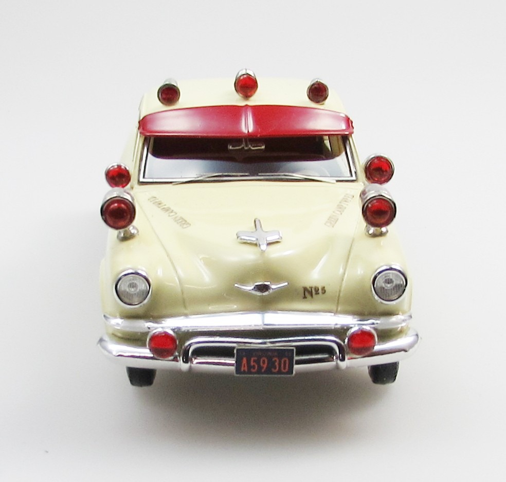 1953 Kaiser Carolina 2 door sedan Fire Chief cream / red in 1:43 scale ...