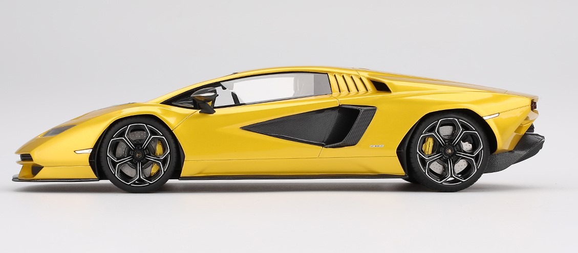 Lamborghini Countach LPI 800-4 New Giallo Orion in 1:18 scale by Topspeed
