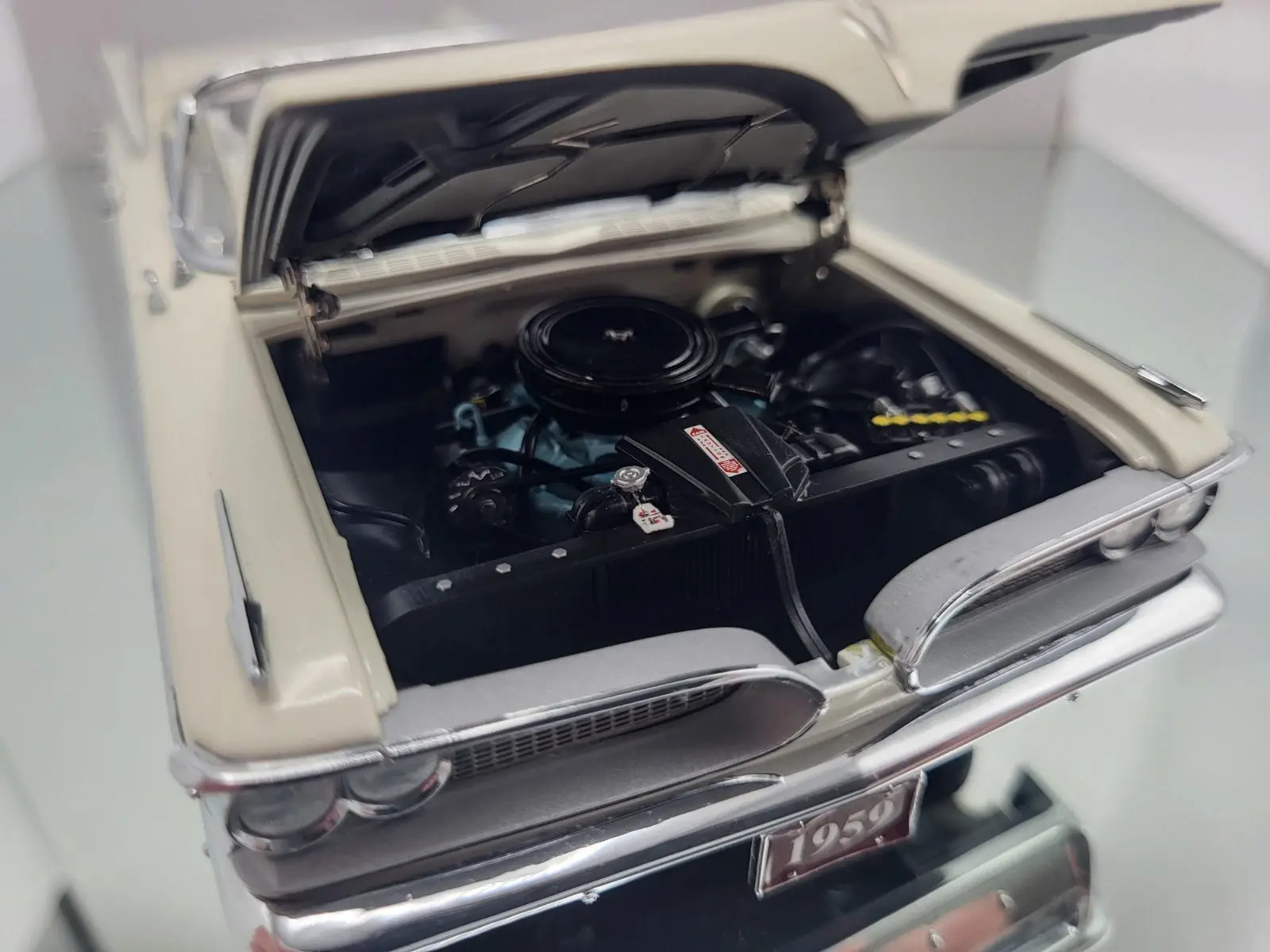 1959 PONTIAC BONNEVILLE CONVERTIBLE in 1:24 scale by Danbury Mint