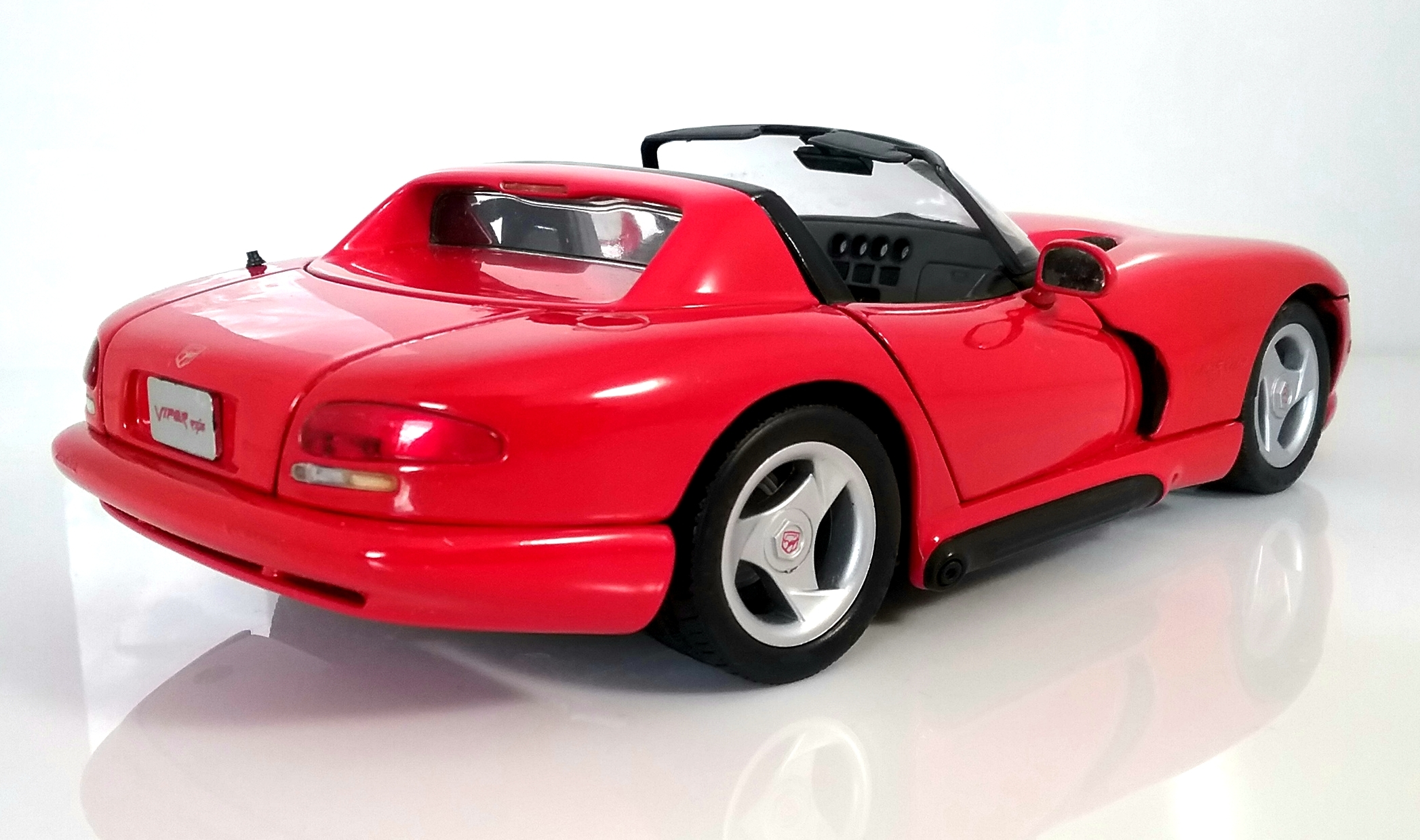 1995 Dodge Viper RT/10 in 1:20 scale by Creative Masters by Mint Models