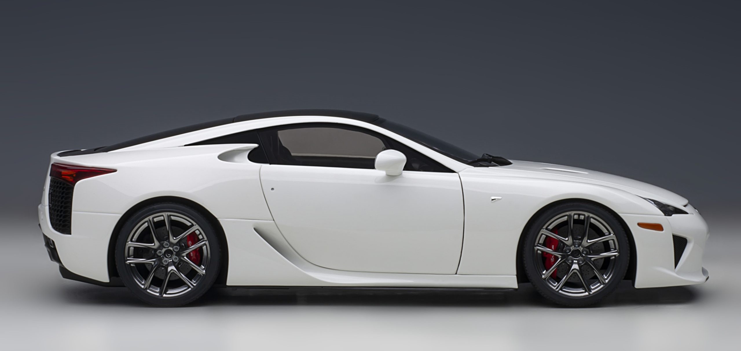 Lexus LFA (Whitest White/Carbon) in 1:18 scale by AUTOart
