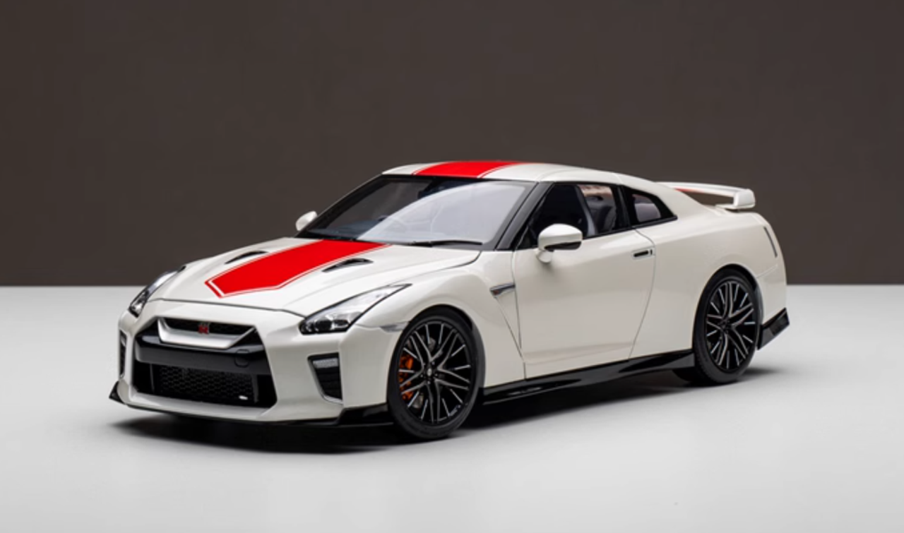 Nissan GT-R R35 50th Anniversary Edition White w/ Extra Engine in 1:18 ...