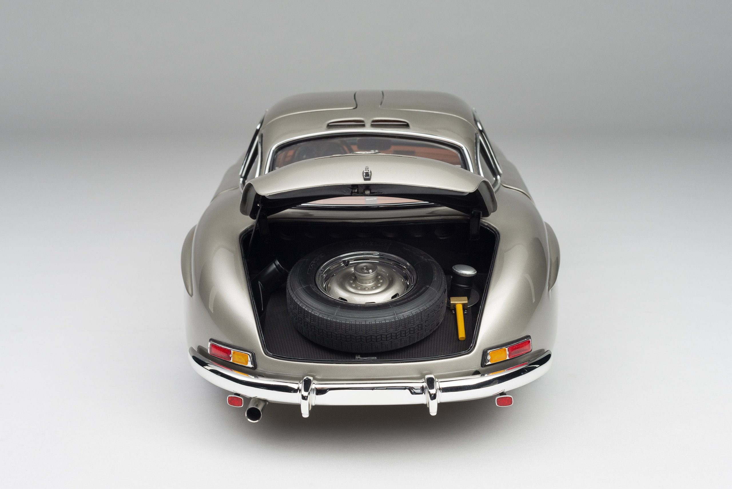 Mercedes Benz 300SL Gullwing in 1:8 scale by Amalgam