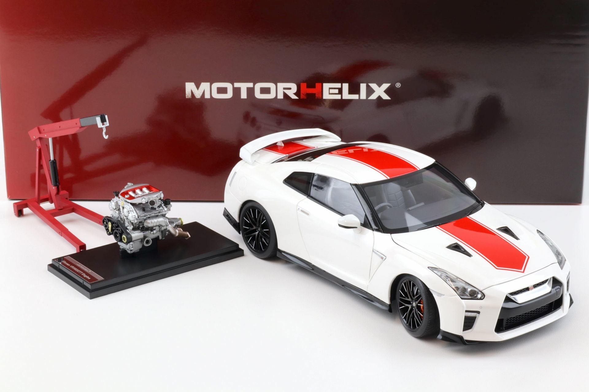 Nissan GT-R R35 50th Anniversary Edition White w/ Extra Engine in 1:18 ...
