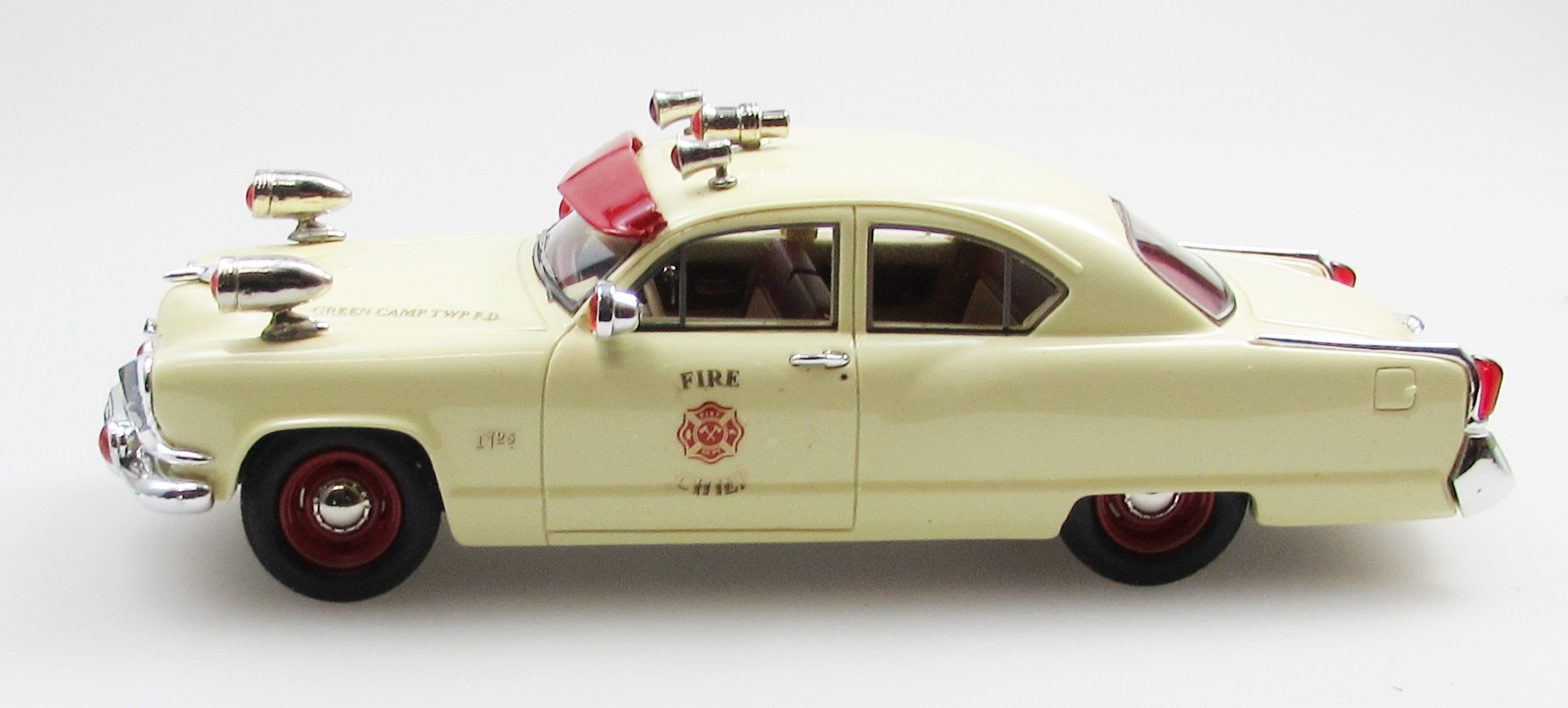 1953 Kaiser Carolina 2 door sedan Fire Chief cream / red in 1:43 scale ...