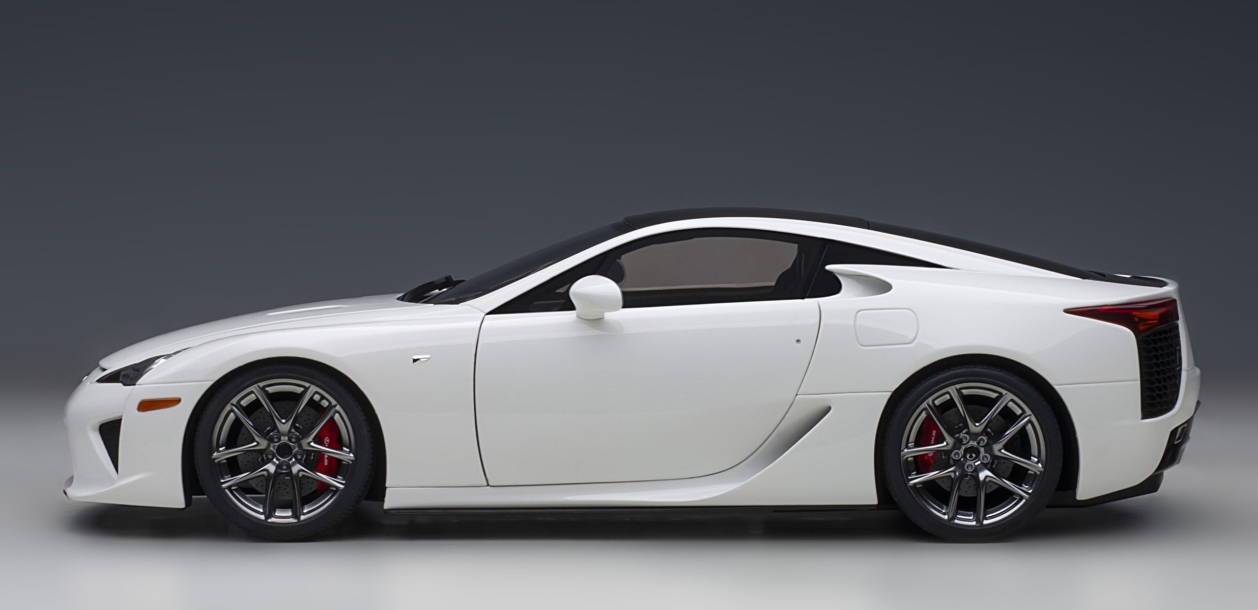 Lexus LFA (Whitest White/Carbon) in 1:18 scale by AUTOart