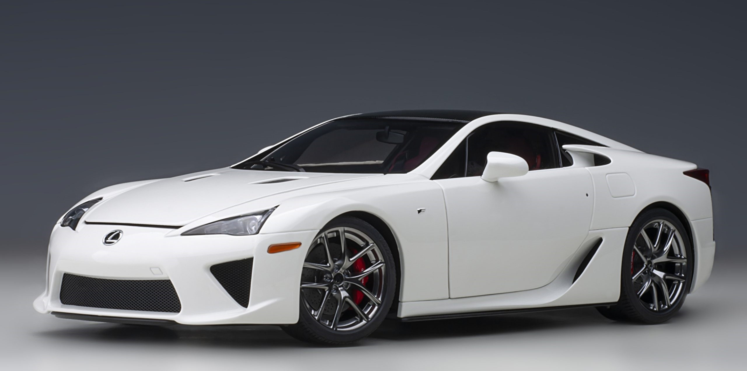 Lexus LFA (Whitest White/Carbon) in 1:18 scale by AUTOart