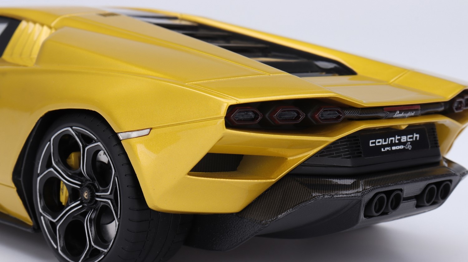 Lamborghini Countach LPI 800-4 New Giallo Orion in 1:18 scale by Topspeed